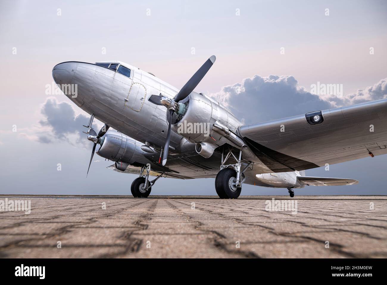 Airplane angle hi-res stock photography and images - Alamy