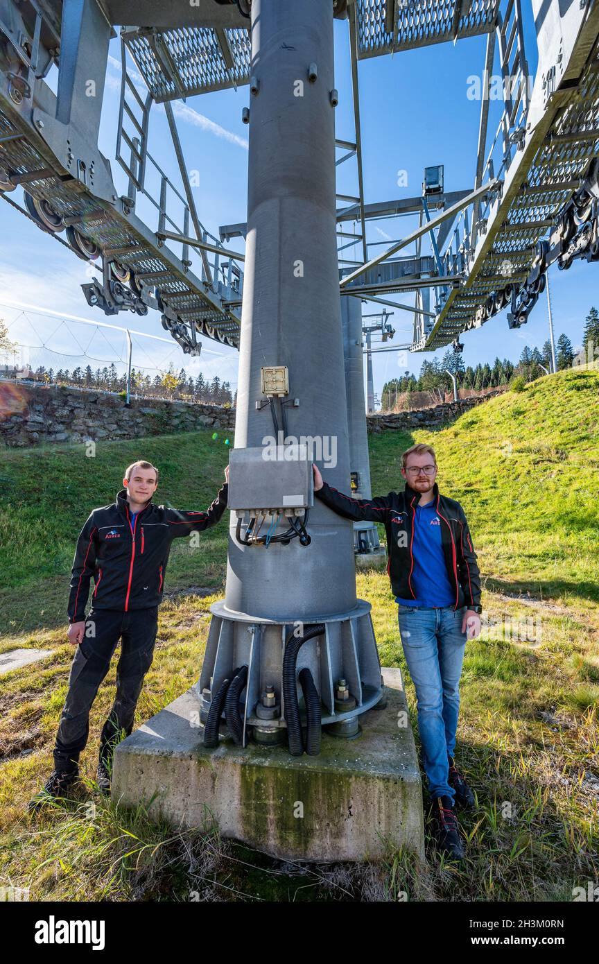 Bayerisch Eisenstein, Germany. 29th Oct, 2021. Cable car technicians Jonas Wallner (r) and David ...