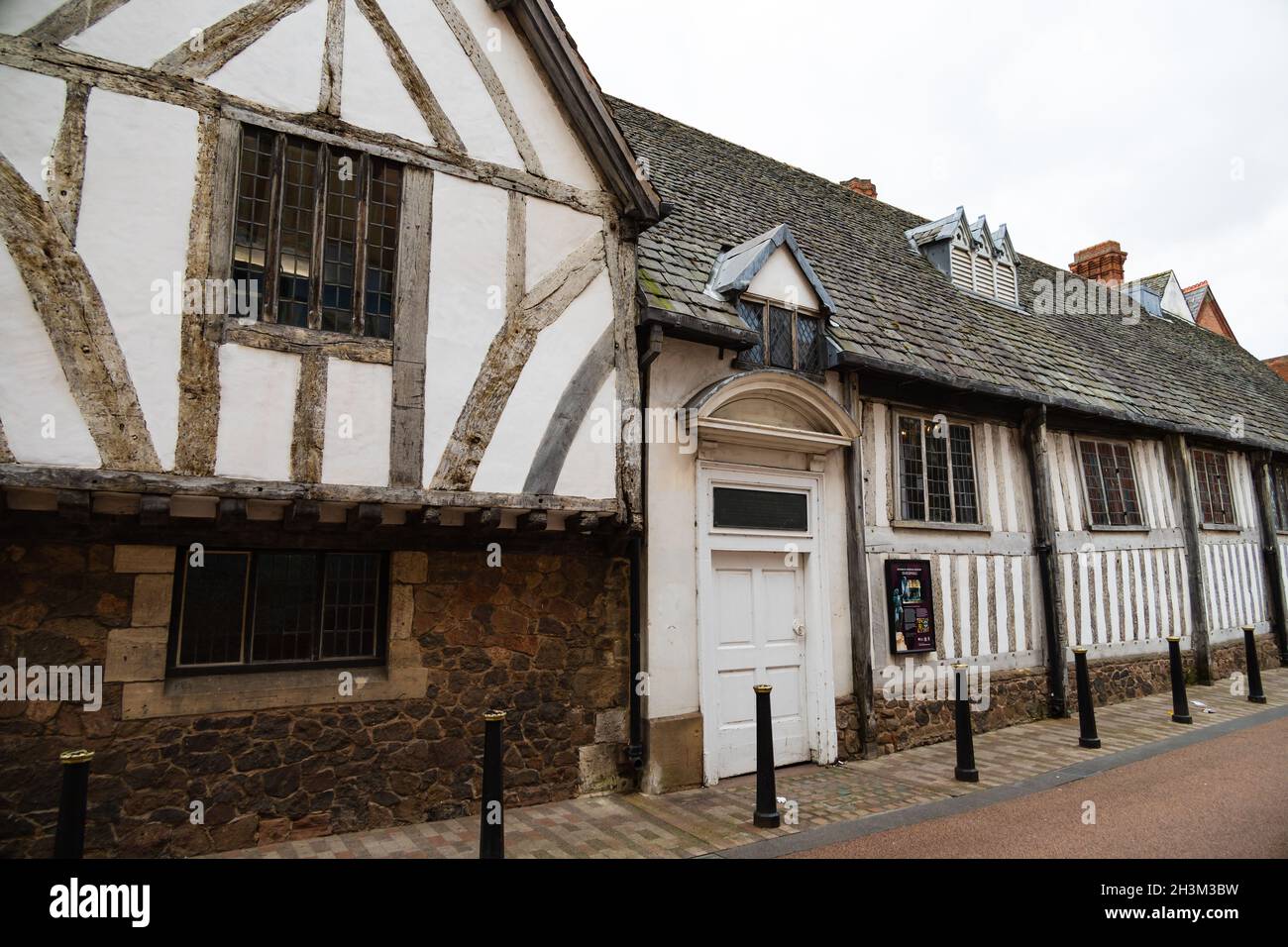 14th century timber framed building hi-res stock photography and images ...