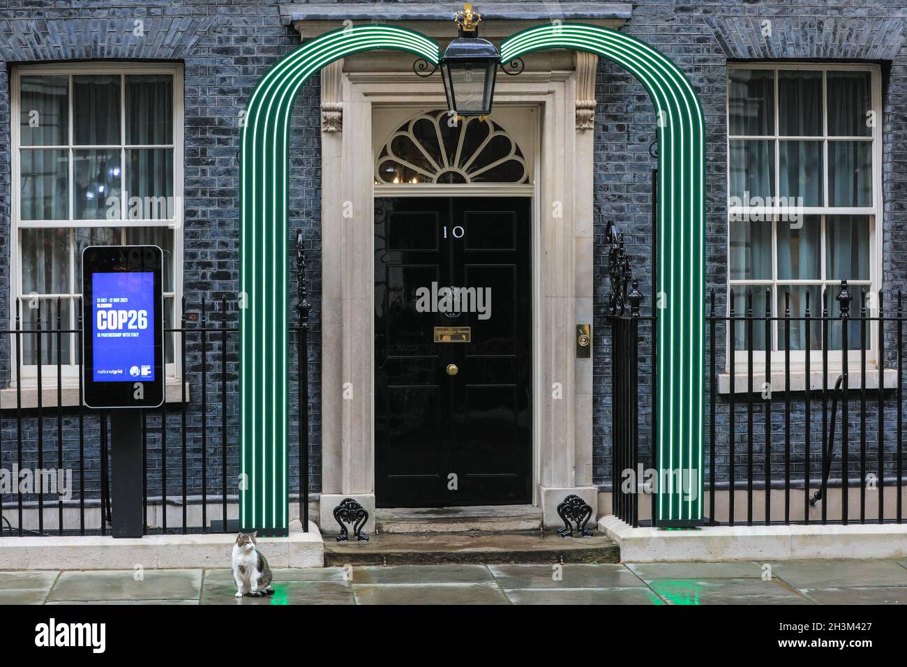 Downing Street, London, UK. 29th Oct, 2021. Larry the cat inspects the ...