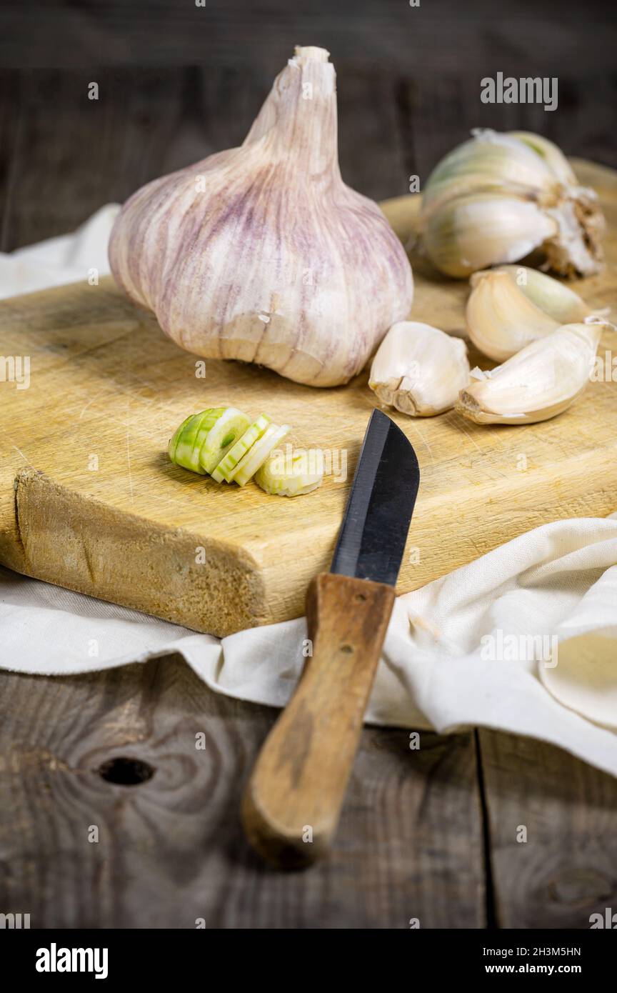 Still life with garlics on rustic wood table Stock Photo - Alamy