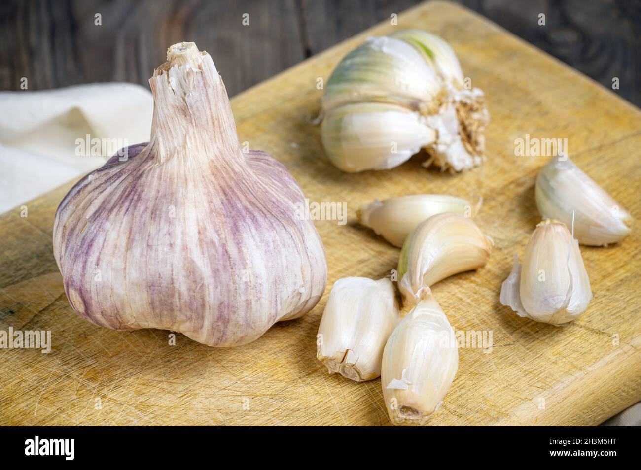 Still life with garlics on rustic wood table Stock Photo - Alamy