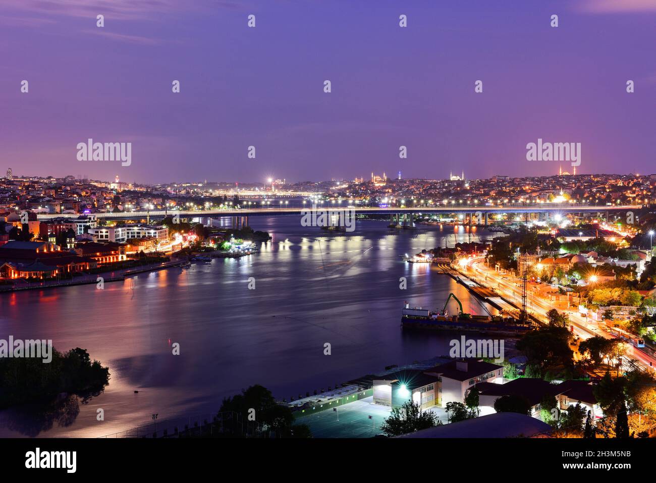 Perfect sunset view of Golden Horn from Pierre Loti Hill. Eyup ...