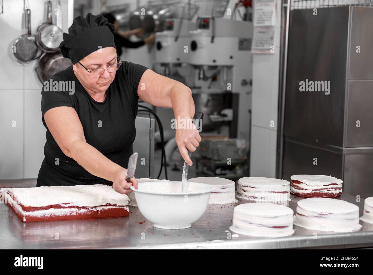 Woman making piece cake hi-res stock photography and images - Alamy