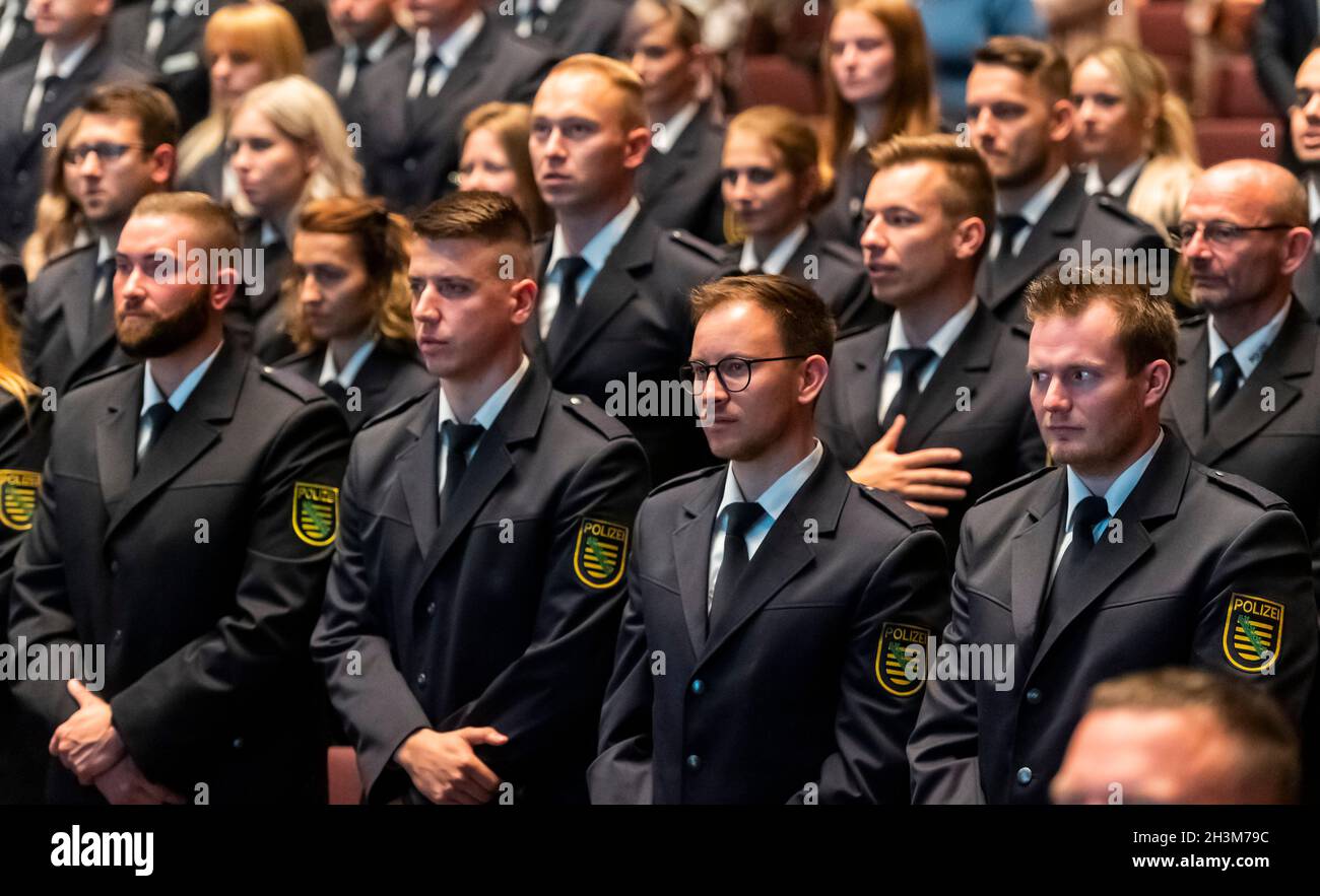 Police officers sing hi-res stock photography and images - Alamy