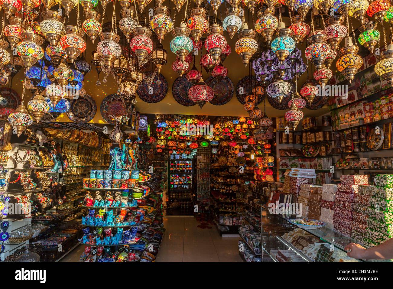 Side by side shop hi-res stock photography and images - Alamy