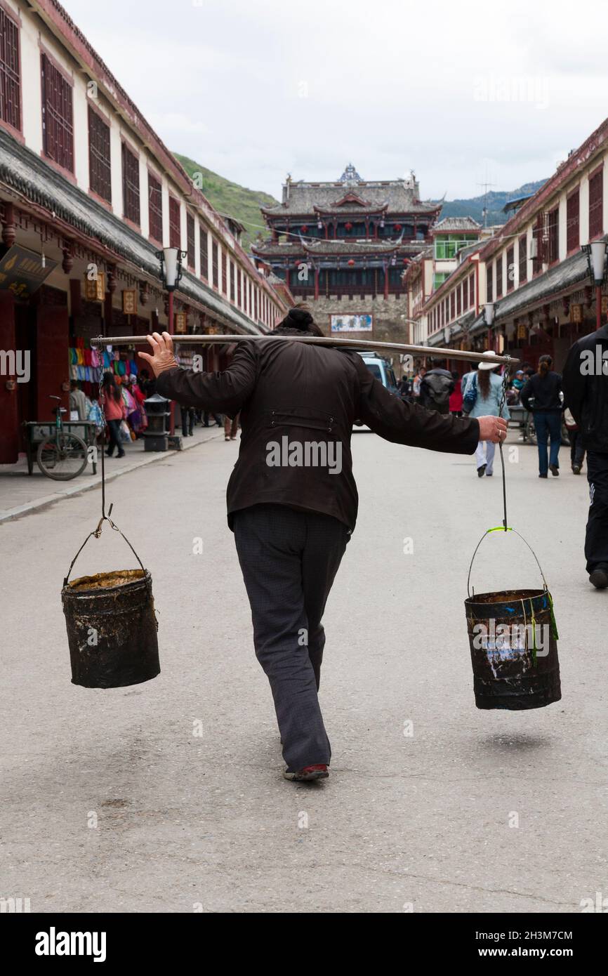 Man carrying load shoulder pole hi-res stock photography and images - Alamy