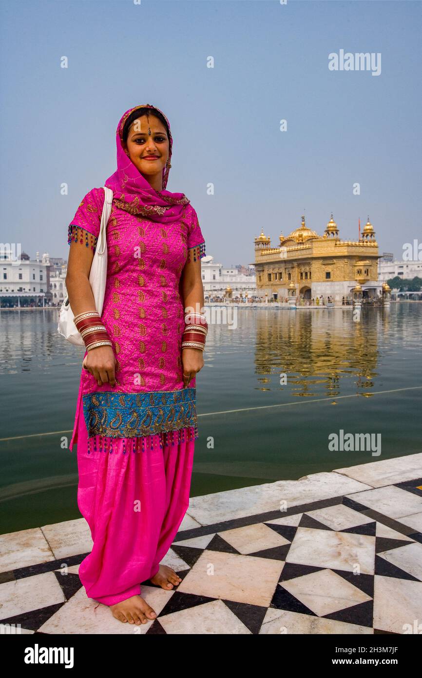 Sikh woman in gurdwara temple hi-res stock photography and images - Alamy