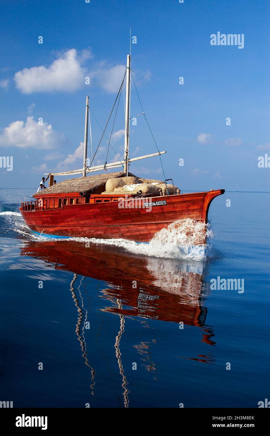 Traditional Dhoni sailing at speed in South Ari Atoll in the Maldives ...