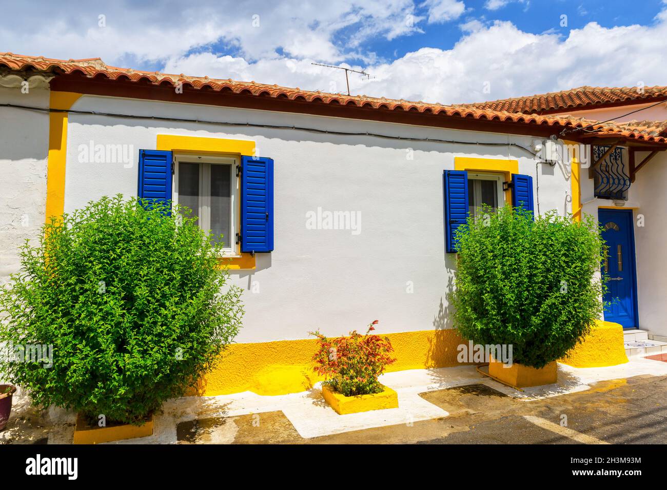 Traditional greek house facade hi-res stock photography and images - Alamy