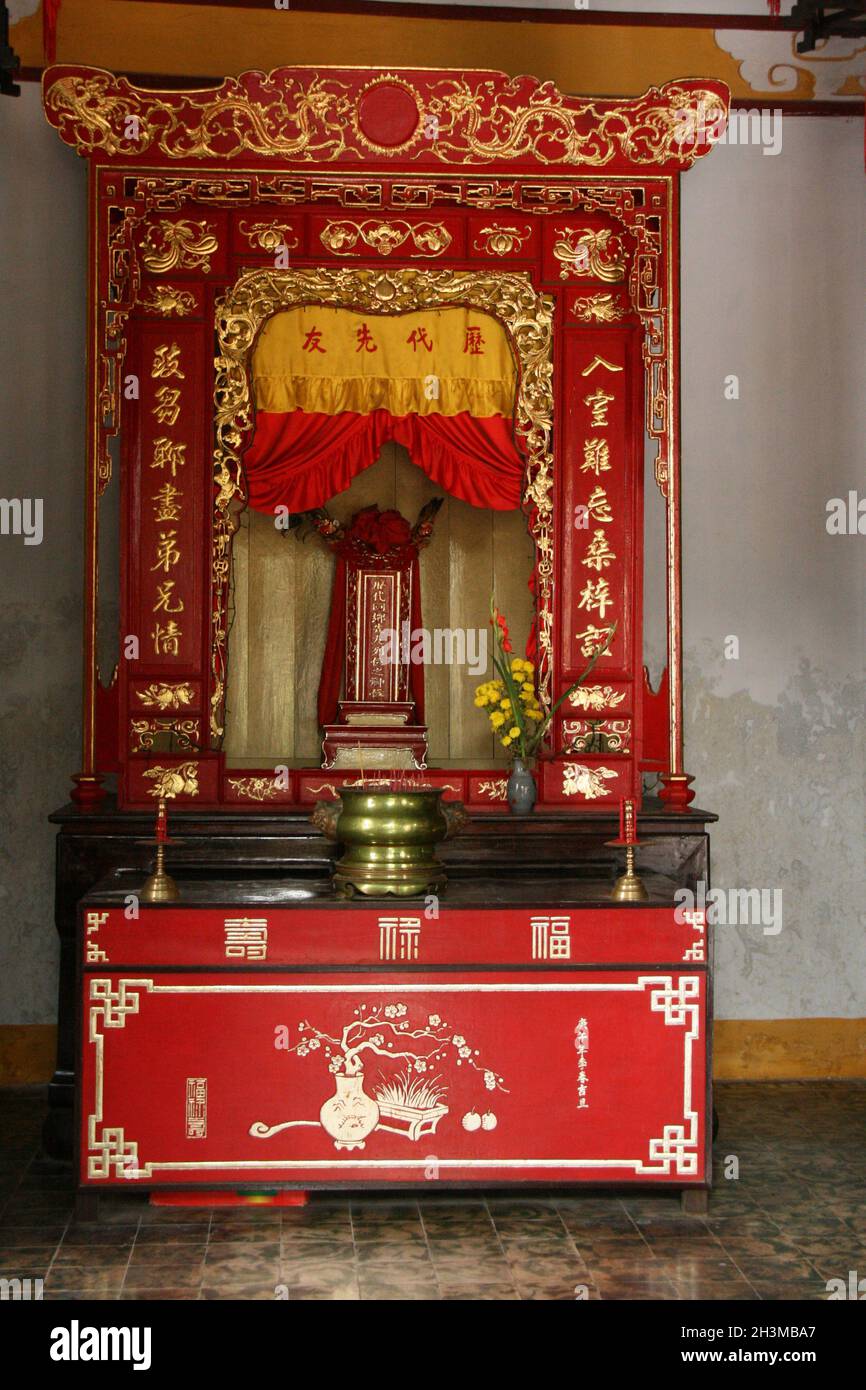 chinese hall (temple ?) in hoi an (vietnam Stock Photo - Alamy