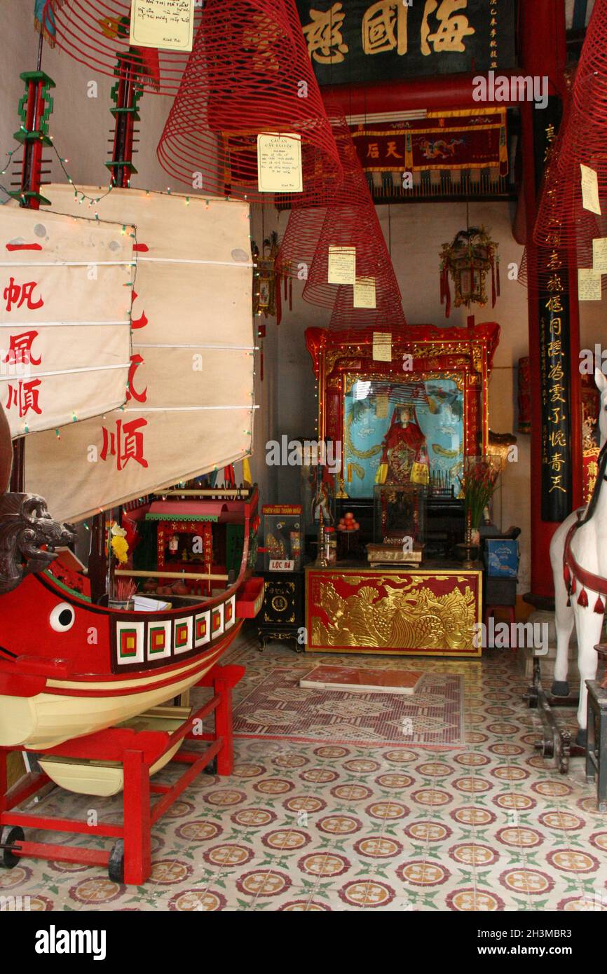 chinese hall (temple ?) in hoi an (vietnam Stock Photo - Alamy