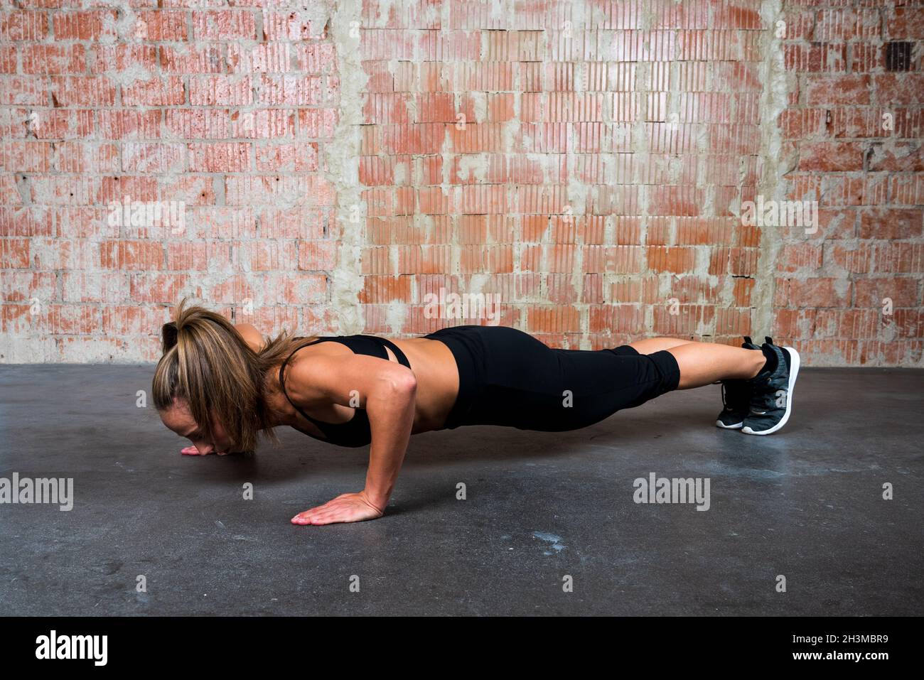 Blond caucasian girl push-up in gym Stock Photo - Alamy