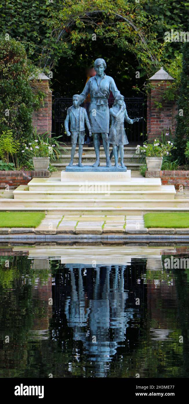 Statue of Diana Princess of Wales in the Sunken Garden Kensington ...