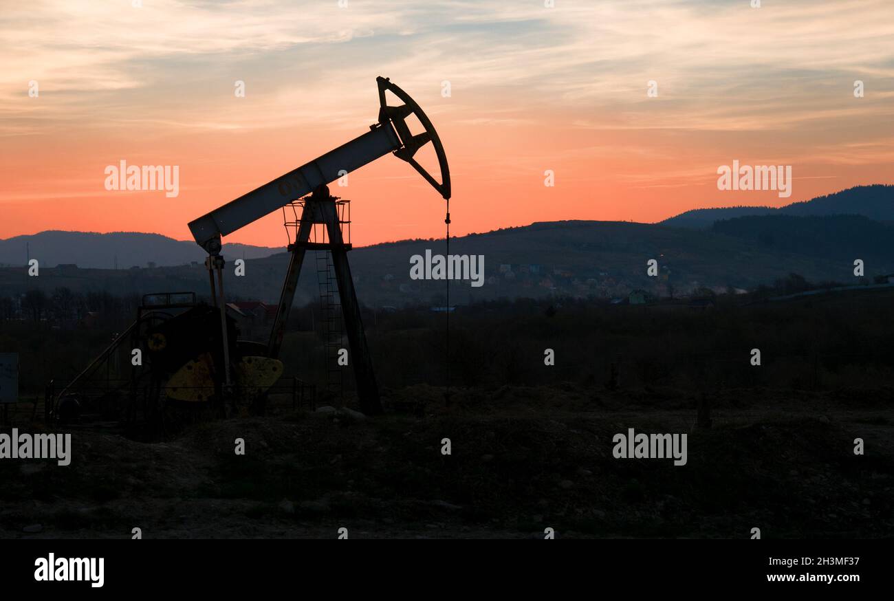 oil pump on orange sunset Stock Photo - Alamy