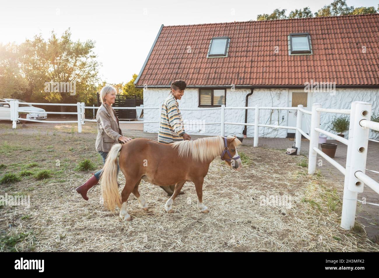 Female farm workers hi-res stock photography and images - Alamy