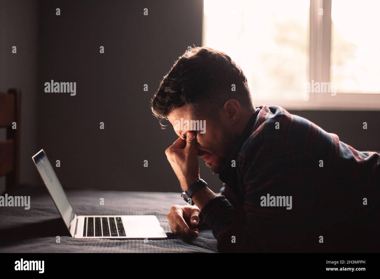 Man on computer sad hi-res stock photography and images - Alamy