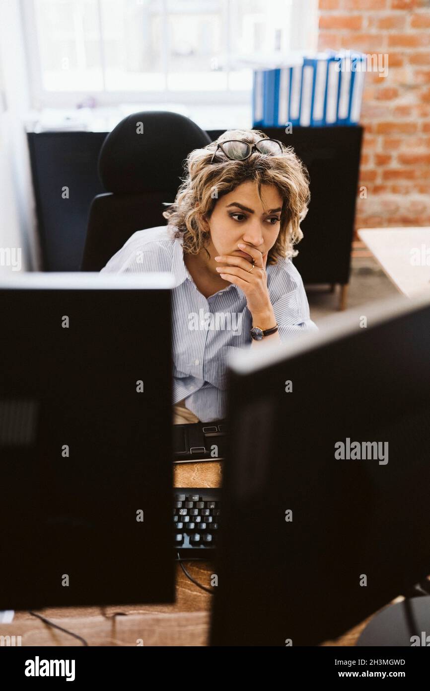 Black female at desktop computer hi-res stock photography and images ...