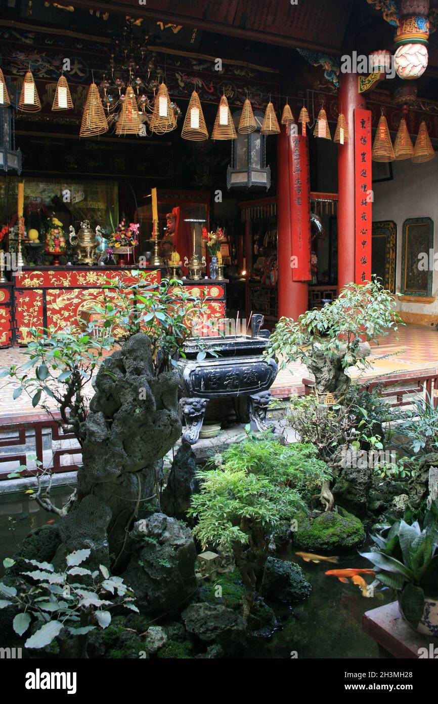 buddhist (?) temple (quan cong) in hoi an in vietnam Stock Photo - Alamy