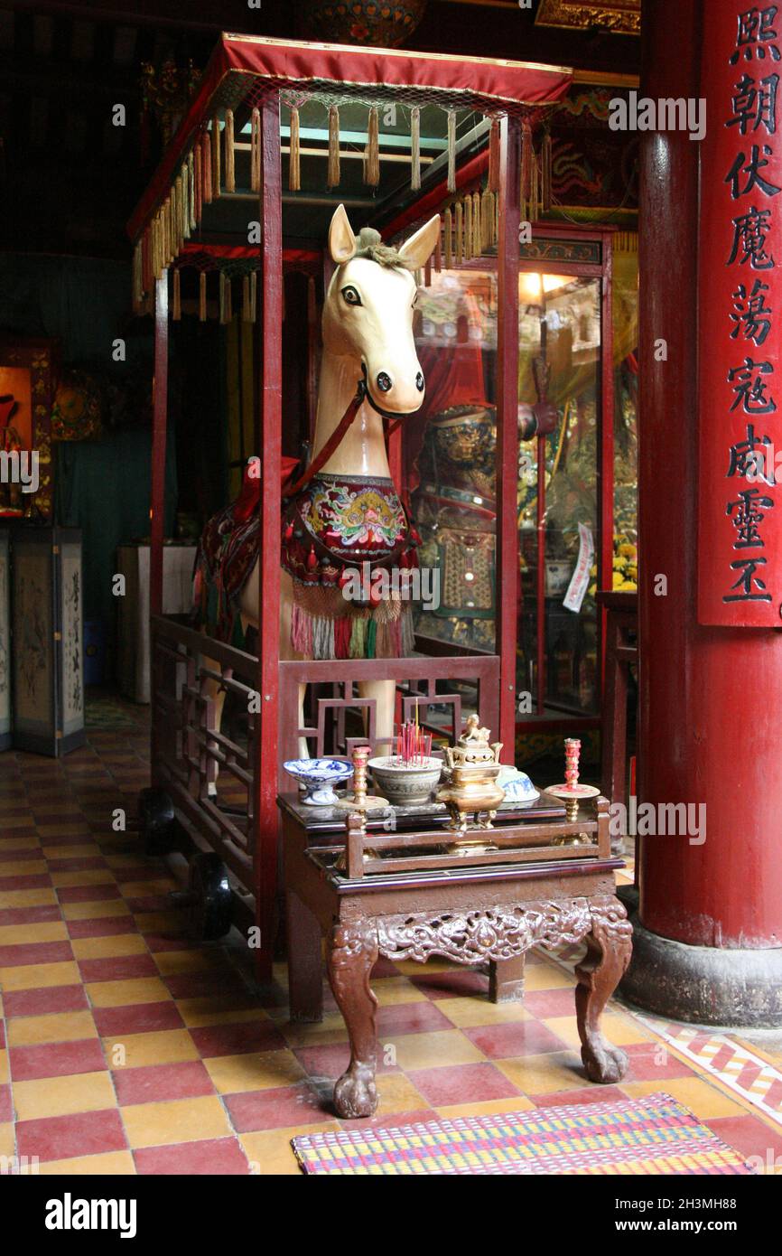 buddhist (?) temple (quan cong) in hoi an in vietnam Stock Photo - Alamy