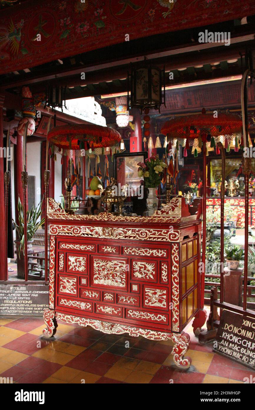 buddhist (?) temple (quan cong) in hoi an in vietnam Stock Photo - Alamy