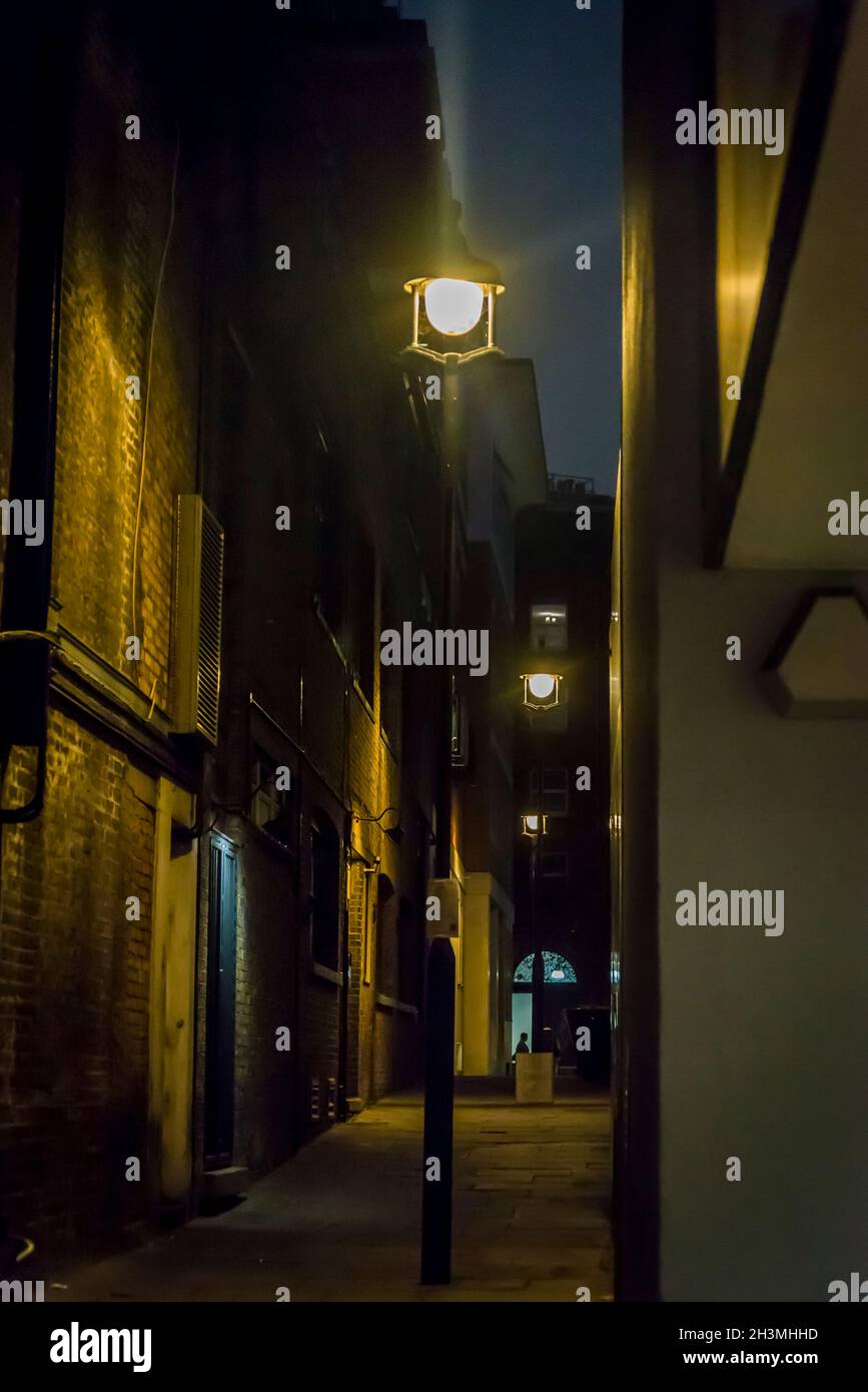 Narrow alley in the West End, Covent Garden, London, England, UK Stock ...