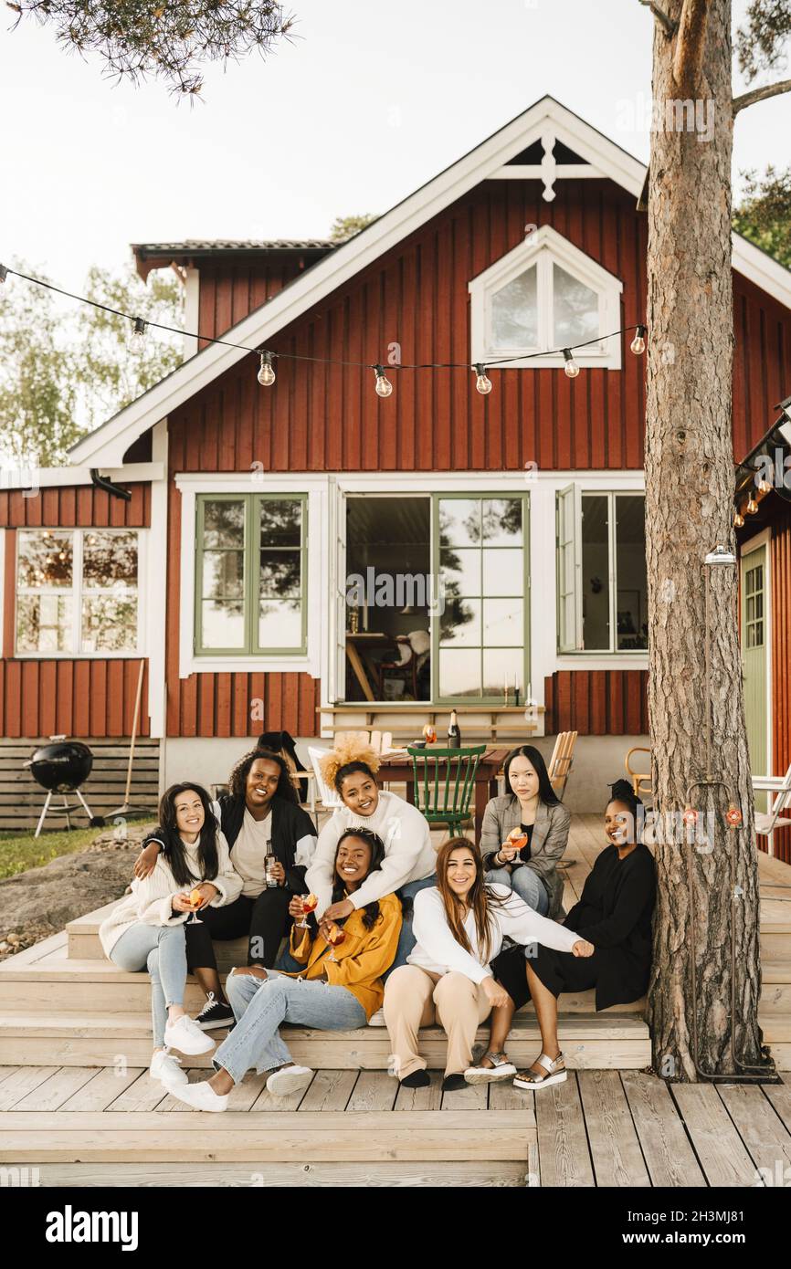 House building friendship social hi-res stock photography and images ...