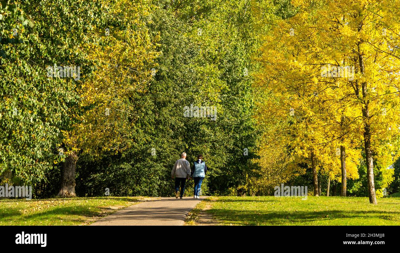 Lovers walking hand in hand hi-res stock photography and images - Alamy