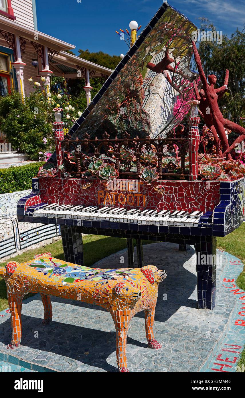 Piano sculpture hi-res stock photography and images - Alamy