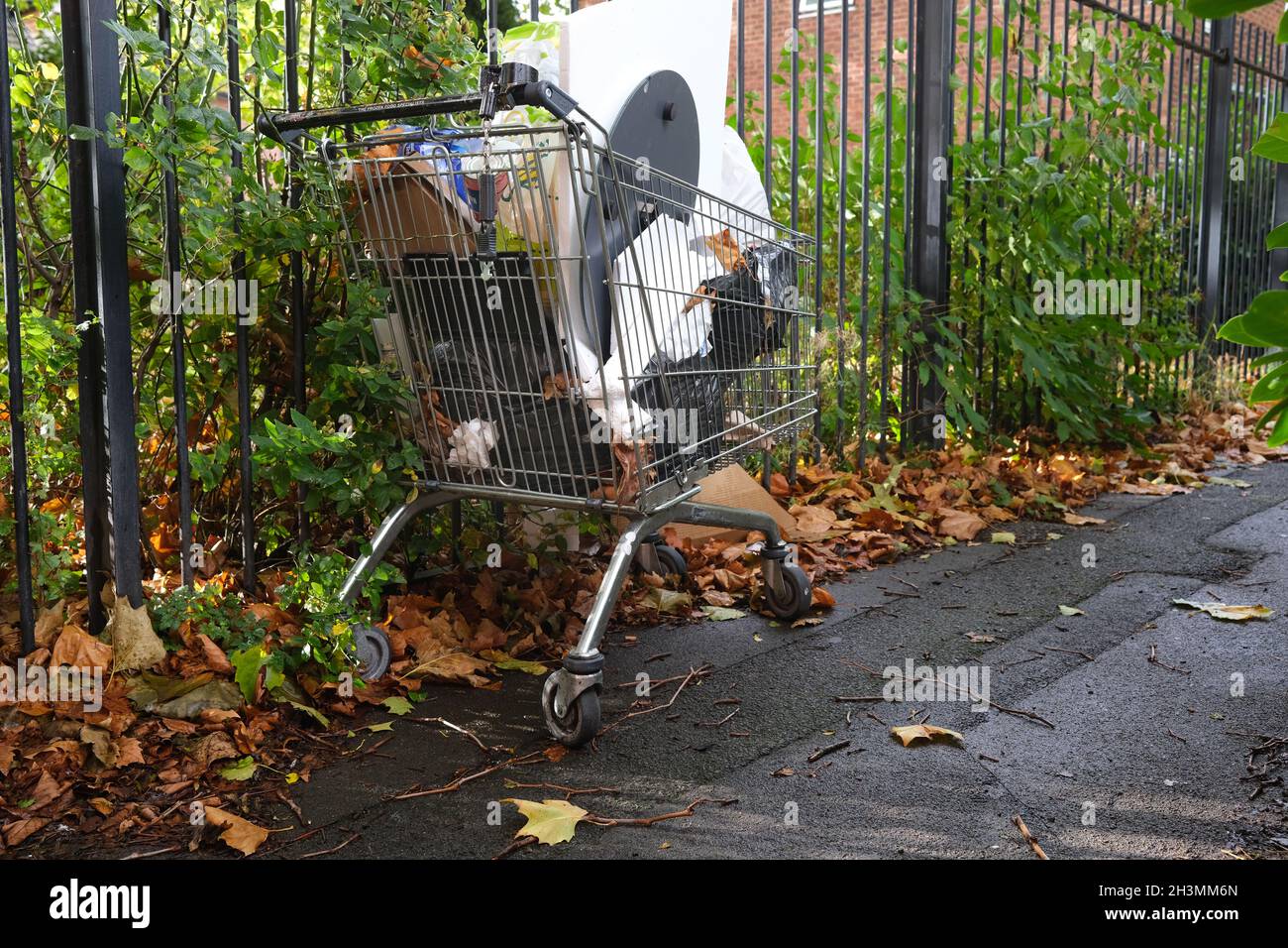 October 2021 - Dumped fully loaded shopping trolley Stock Photo - Alamy