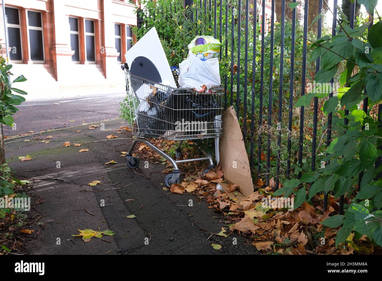 October 2021 - Dumped fully loaded shopping trolley Stock Photo - Alamy