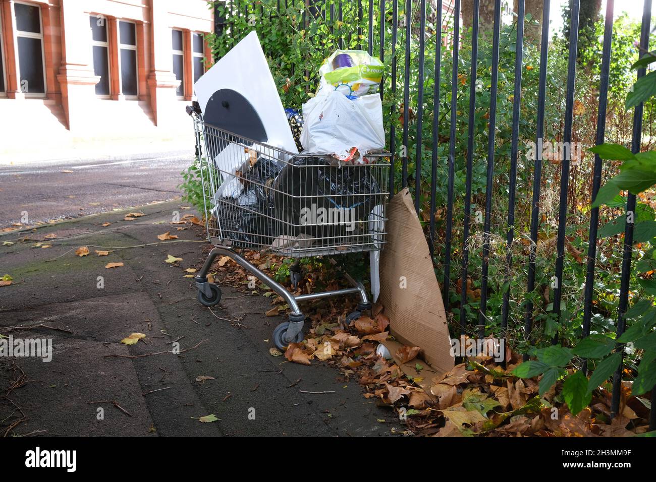October 2021 - Dumped fully loaded shopping trolley Stock Photo - Alamy