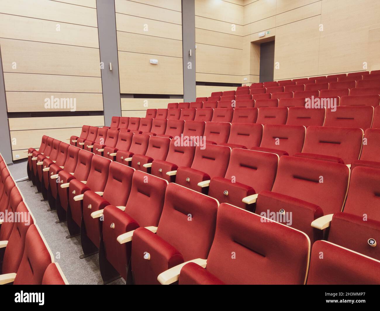 Empty theatre seating hi-res stock photography and images - Alamy