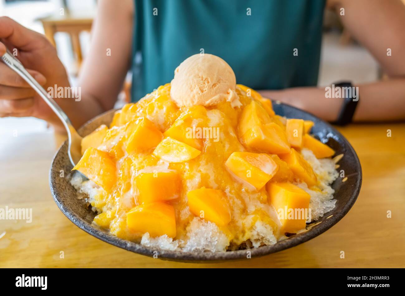 Famous Taiwanese snacks of mango shaved ice Stock Photo - Alamy
