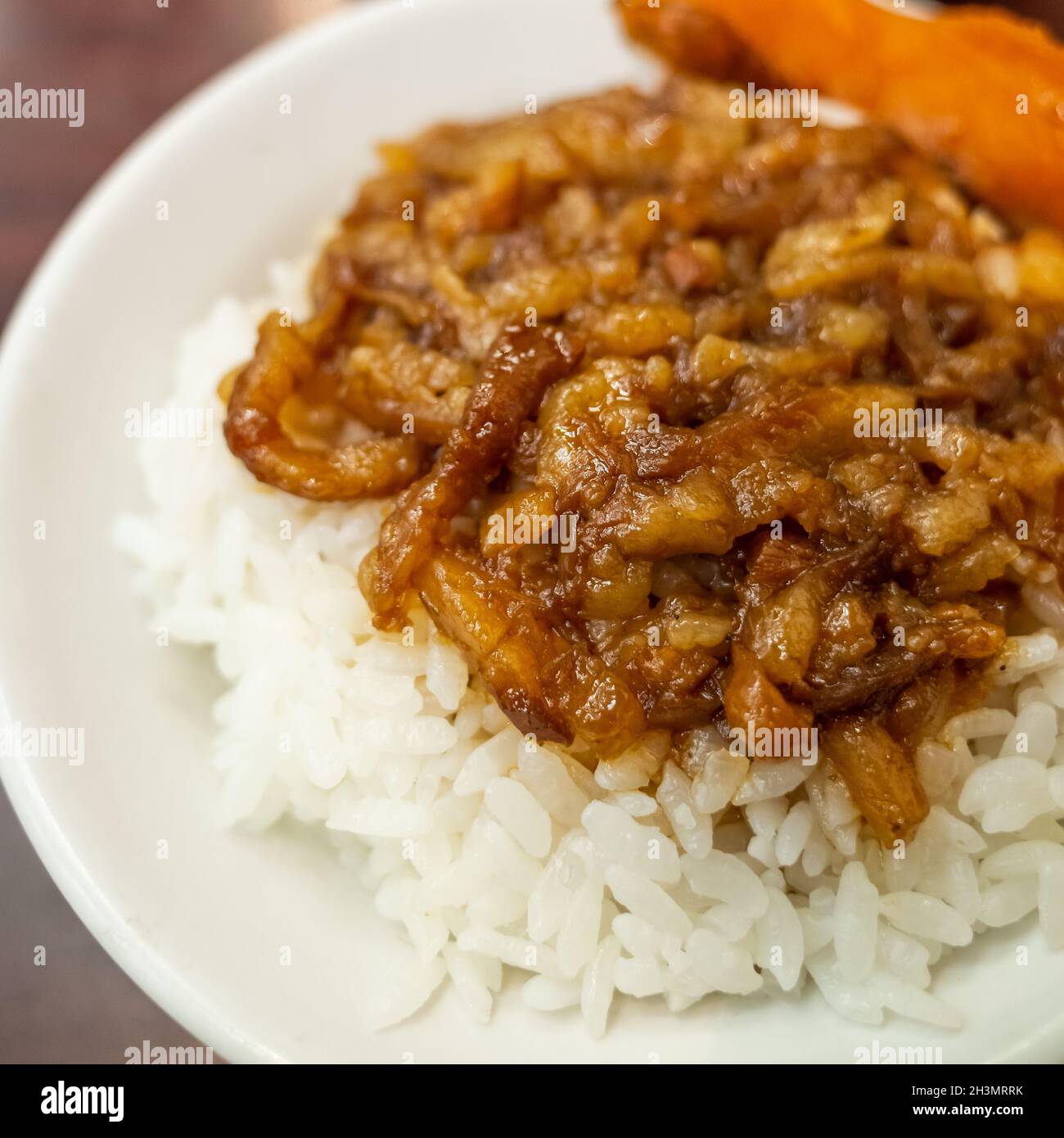 Snacks of Chinese braised pork on rice Stock Photo - Alamy