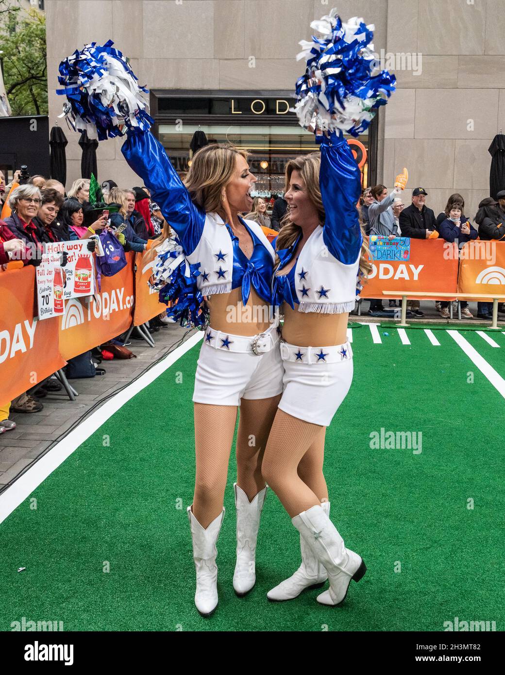 Savannah Guthrie and Jenna Bush Hager, dressed as Dallas Cowboys ...