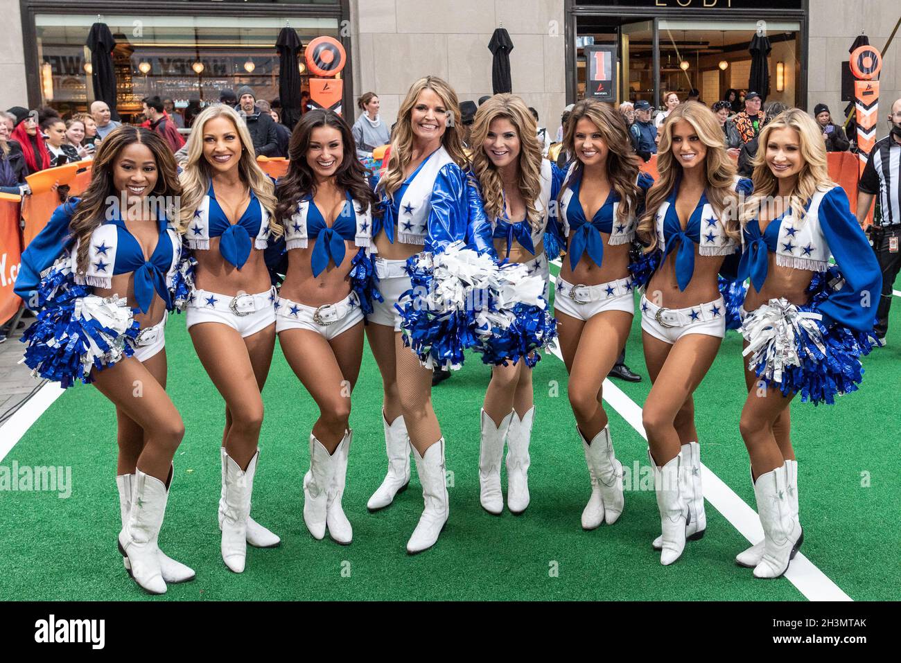 Savannah Guthrie and Jenna Bush Hager (m), dressed as Dallas Cowboys ...