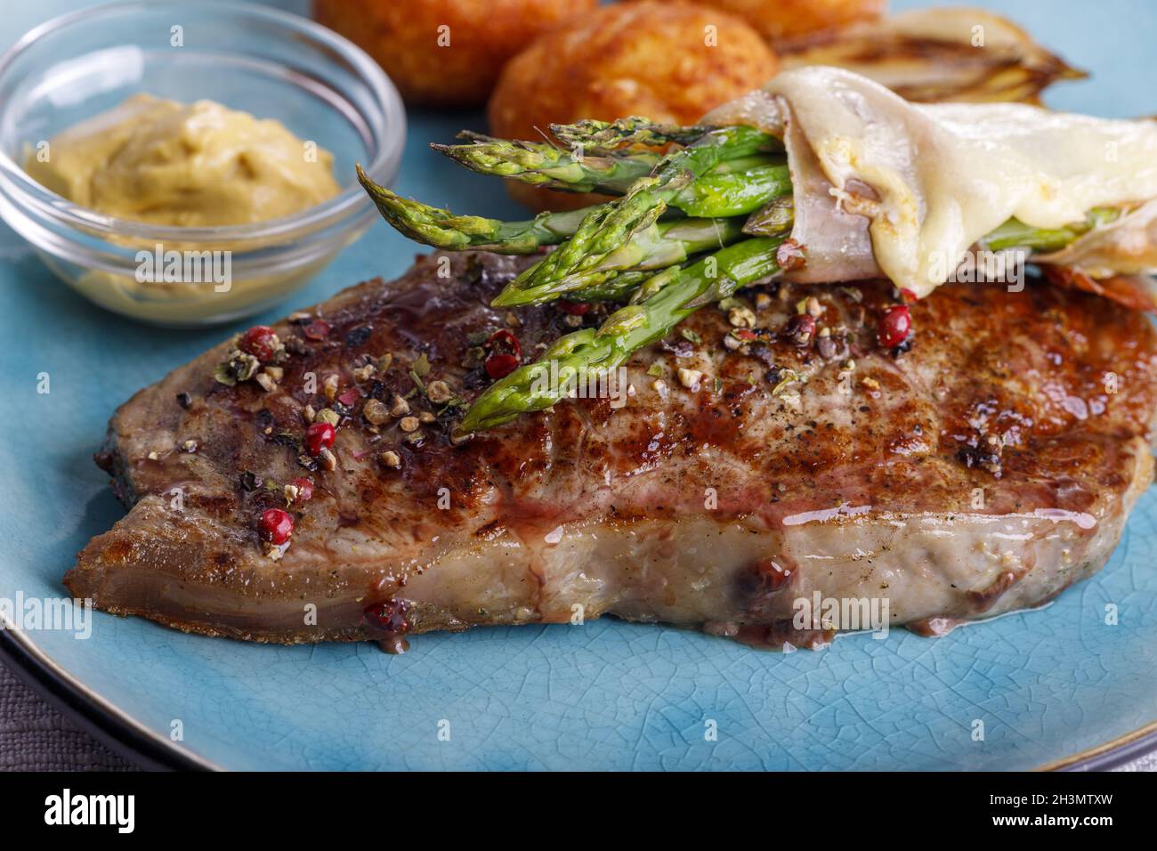 Seared steak filet and salad hi-res stock photography and images - Alamy