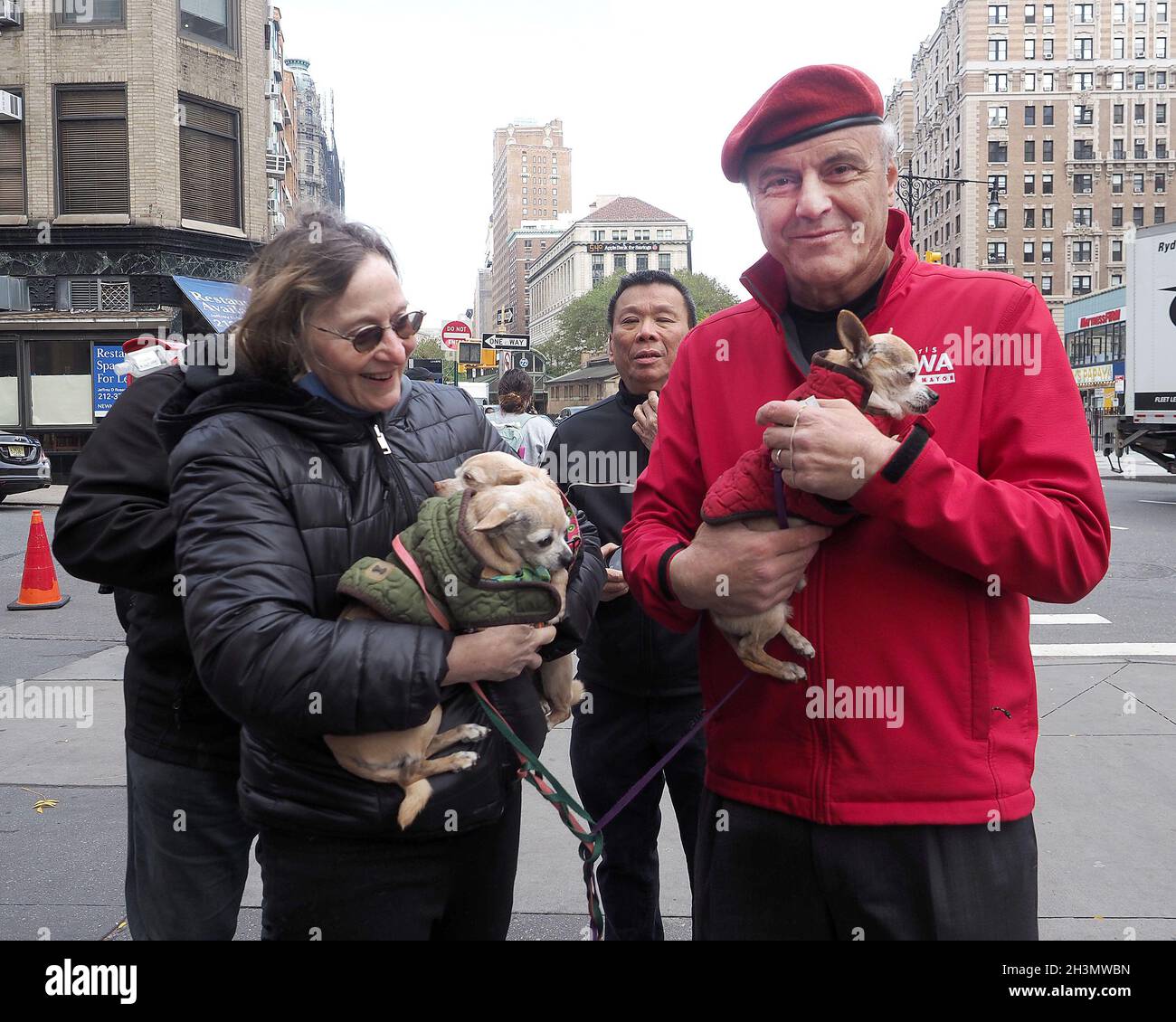 New York, USA. 29th Oct, 2021. A woman and her Chihuahua greet Mayoral ...
