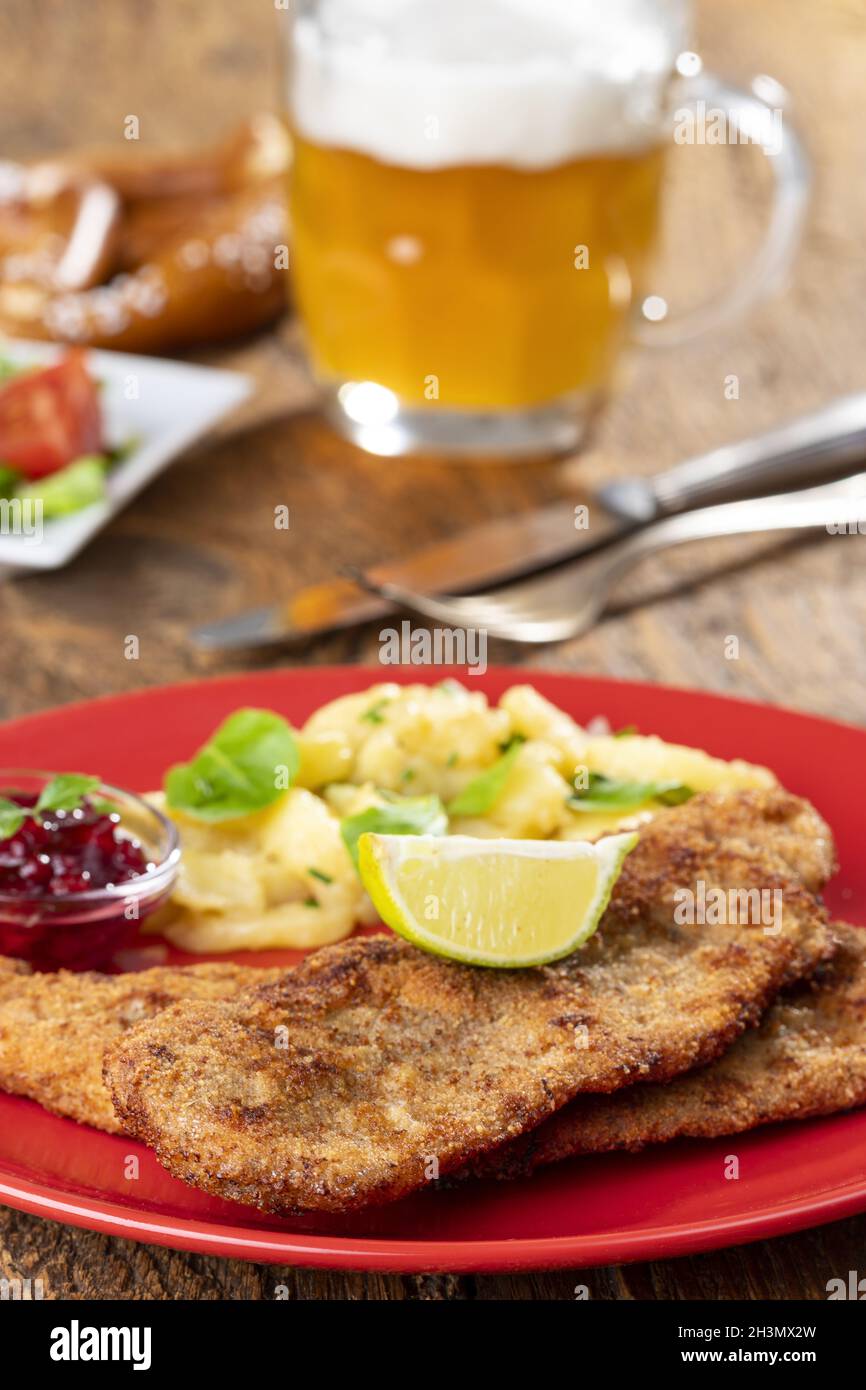 Wiener schnitzel auf dem teller hi-res stock photography and images - Alamy