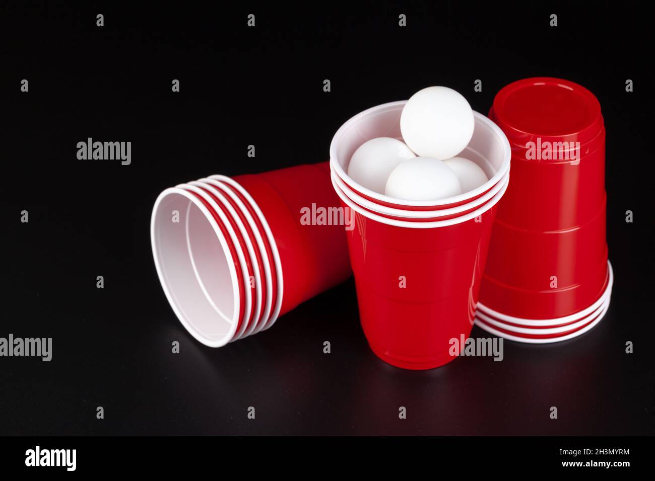 Red booze cups hi-res stock photography and images - Alamy