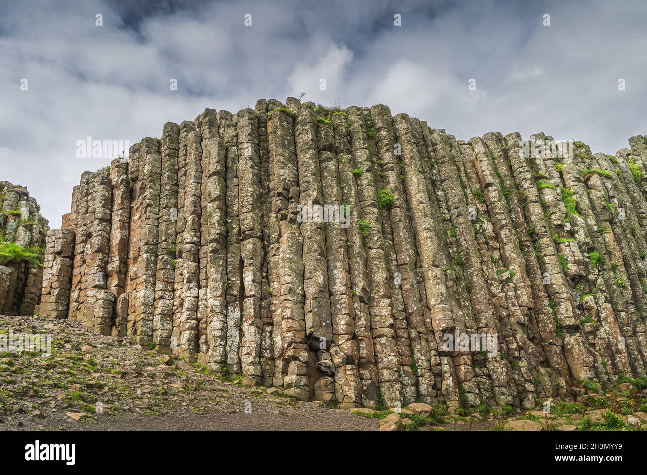 Wall of hexagonal rock formation, interlocking basalt columns in Giants ...