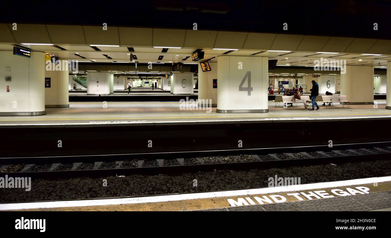 Birmingham new street station platform hi-res stock photography and ...