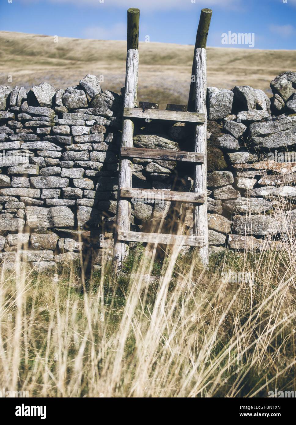 Close up of wooden stile crossing traditional dry stone wall, Yorkshire ...