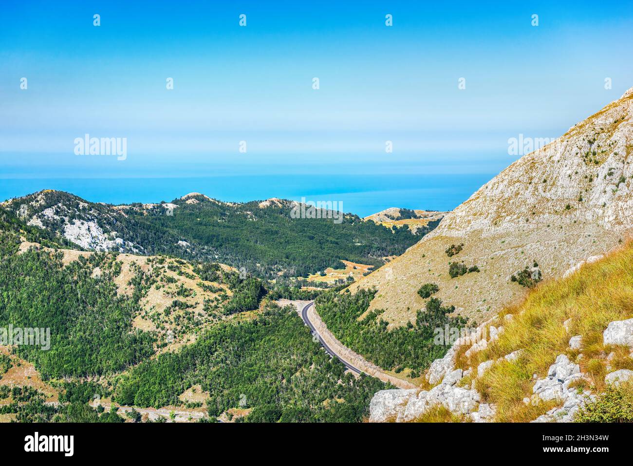 Sea sky highway mountain aerial hi-res stock photography and images - Alamy