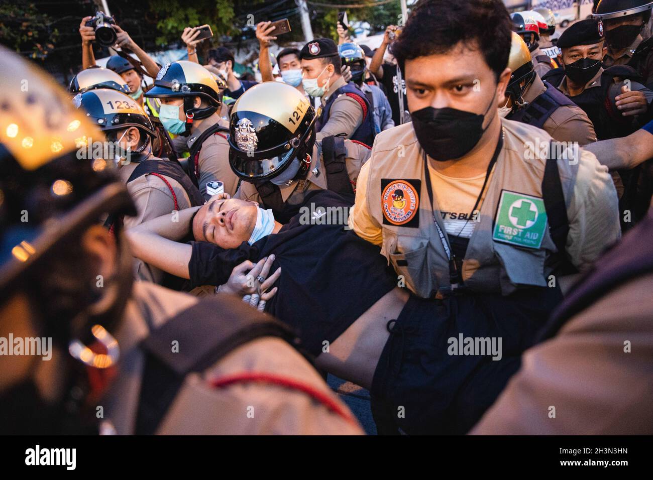 Bangkok, Thailand. 29th Oct, 2021. Riot police and medic carry a pro ...