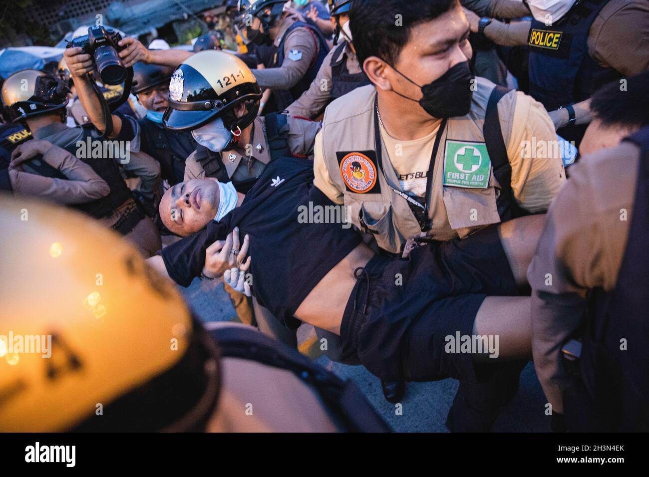 Bangkok, Thailand. 29th Oct, 2021. Riot police and medic carry a pro ...