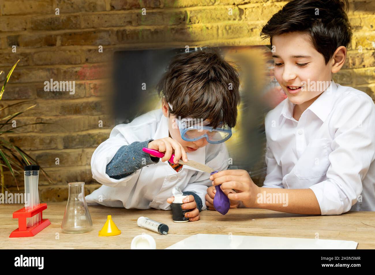 Boys science lab hi-res stock photography and images - Alamy