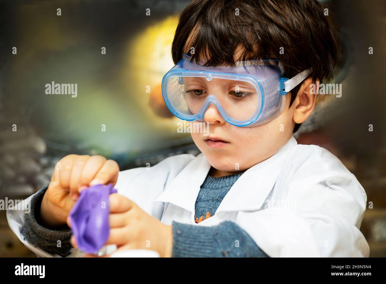 At home science experiment hi-res stock photography and images - Alamy