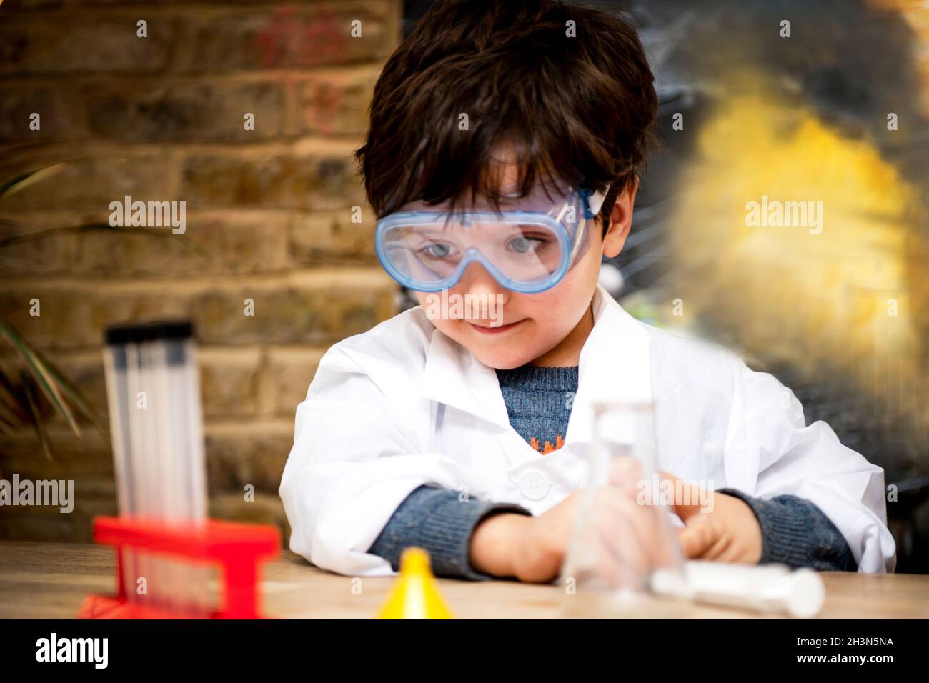 Home school science experiment hi-res stock photography and images - Alamy